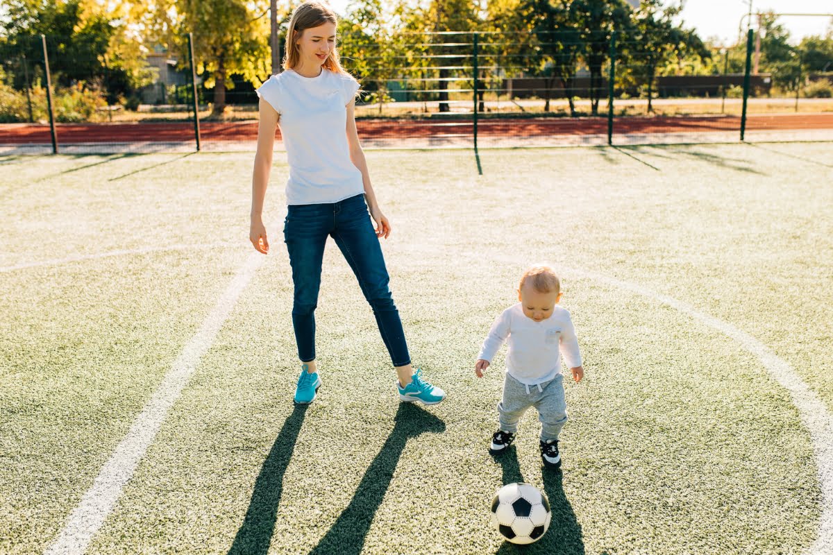 Comfort Meets Fashion The Ultimate Soccer Mom Outfit Guide Ivybebé